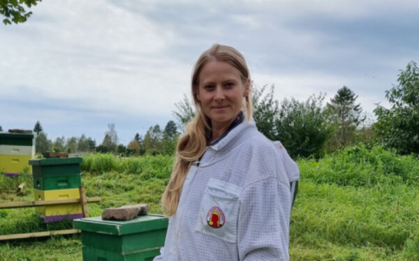 Rebecca Grönlund – Bee with Beccy | Biodlingsföretagarna